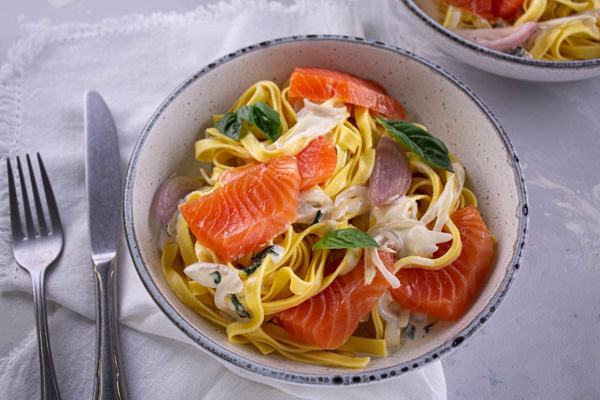 Tagliatelle au Saumon Fumé et Crème de Basilic - Recette - Les Commis