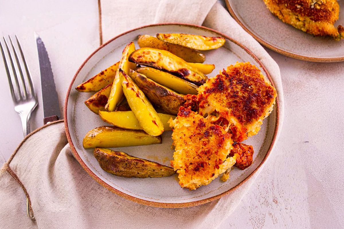 Poulet Pané au Pesto Rosso & Frites Maison - Recette - Les Commis